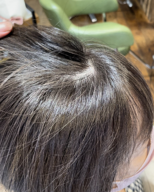 白髪率30%前後の方の白髪ぼかし。ブリーチ使用。ショートスタイル。
